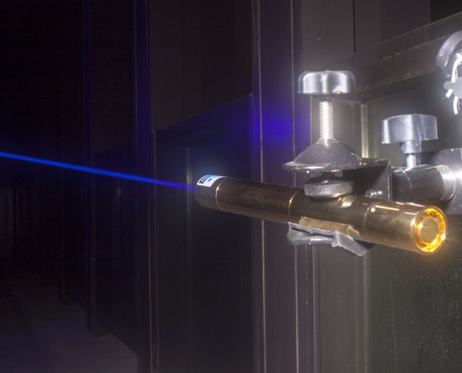 3000mW 450nm Burning Laser Pointer - Blue High Powered Laser - B950 ...