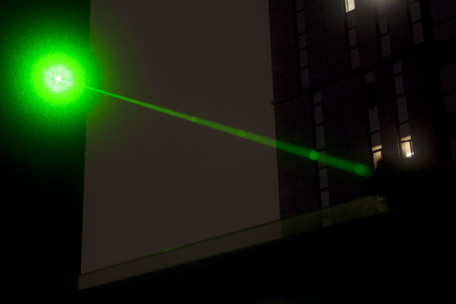 True 200mW 532nm Powerful Green Laser Pointer with Battery Charger 5 ...