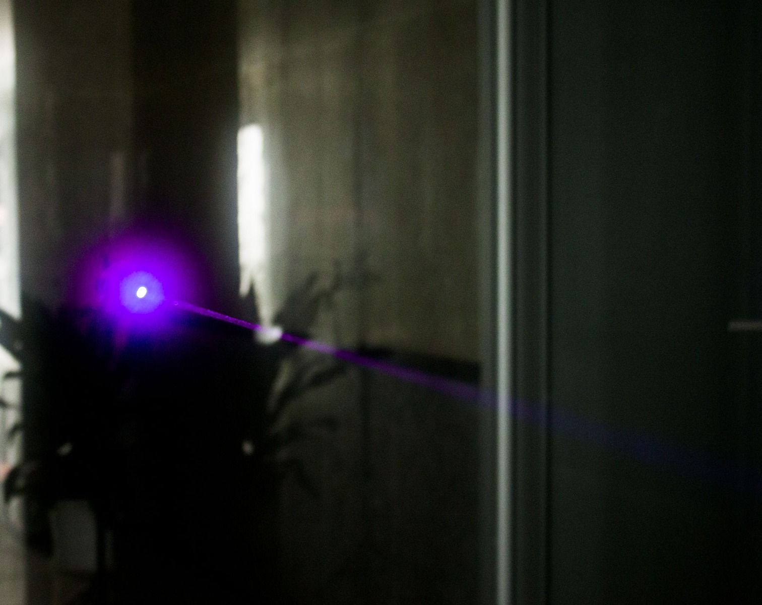 5mW 405nm Violet Laser Pointer Pen-Shape Black with 2 * AAA Battery ...